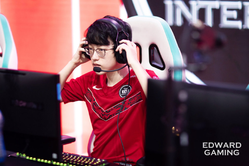 淀粉疯狂仰卧起坐！韩媒爆料：Scout和EDG完成续约，这下舒服了 - 哔哩哔哩