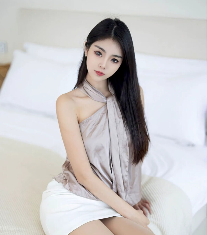 秀人网美女模特可乐Vicky淡紫露肩上衣白色短裙写真76p+mp4 - 哔哩哔哩