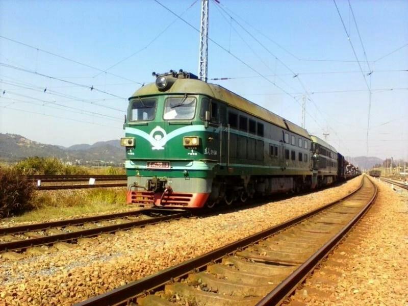 致中国铁路界传奇——DF4型内燃机车 - 哔哩哔哩