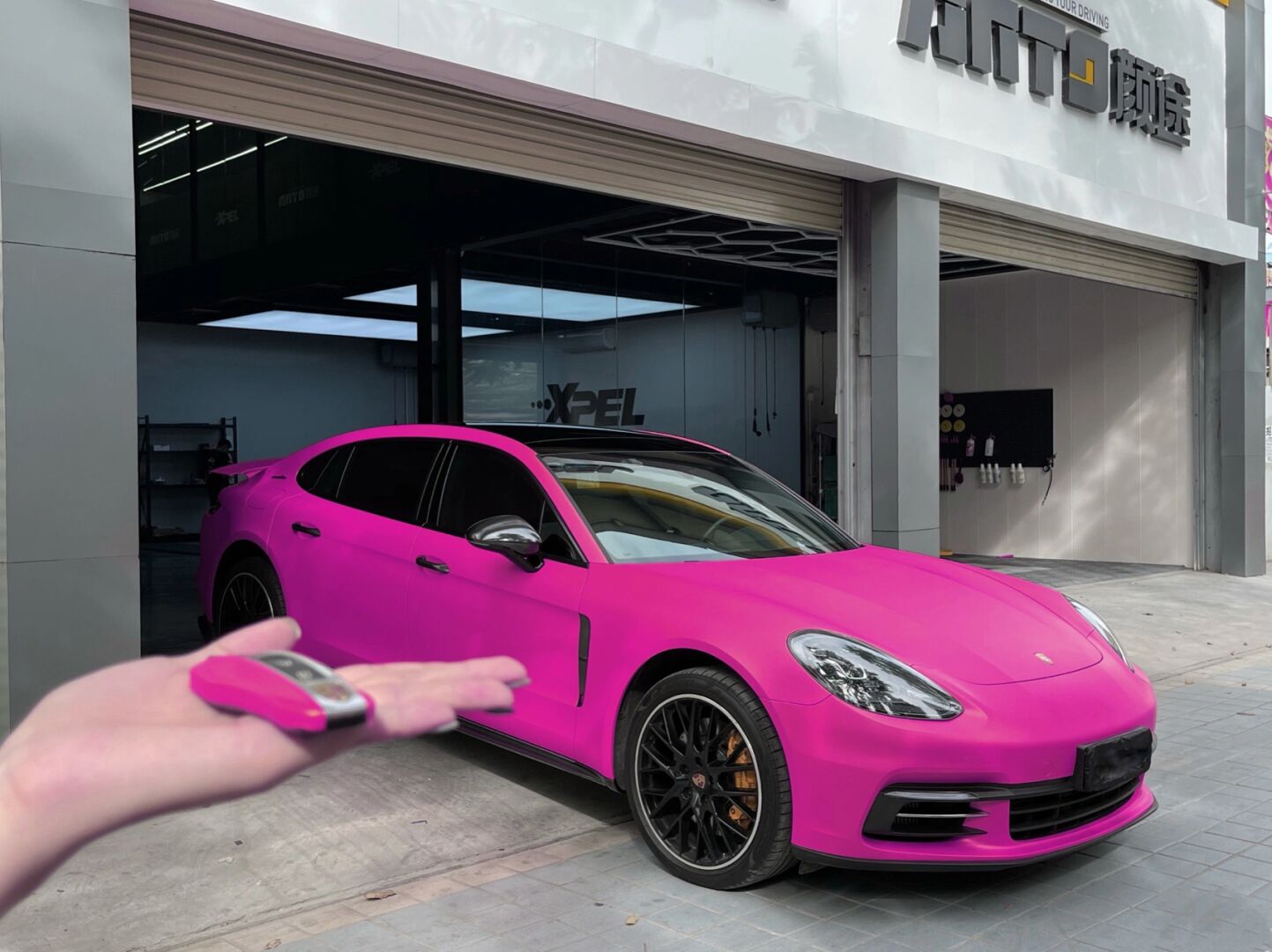 保时捷帕拉梅拉卡慕斯改色膜消光玫红，焕然一新 - 哔哩哔哩