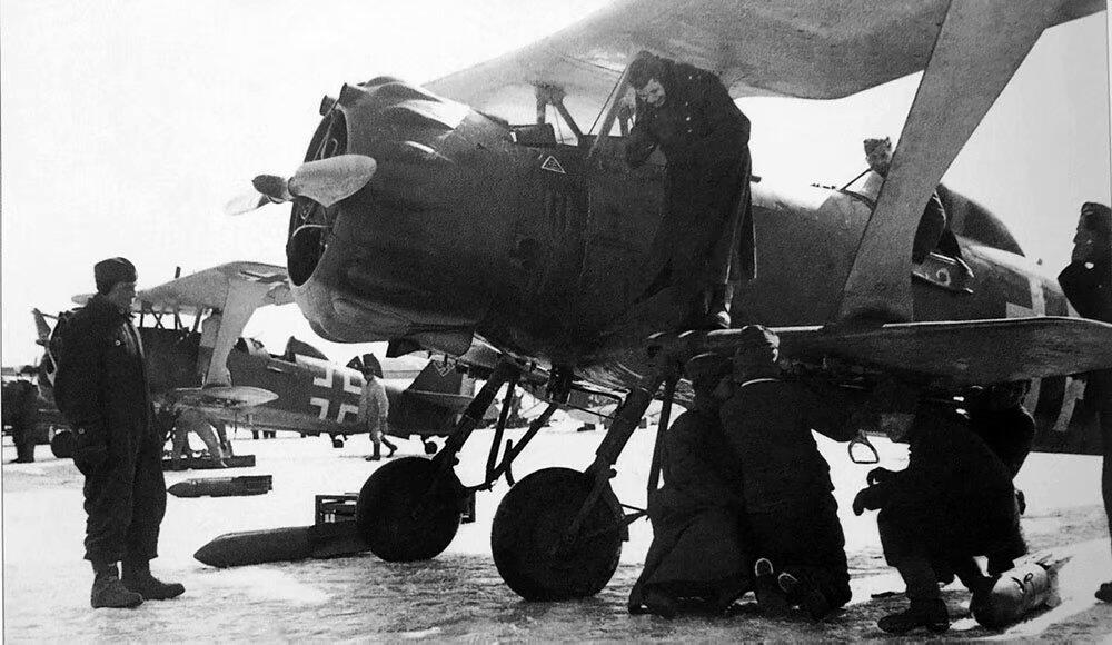 Hs.123俯冲轰炸机 德国空军中最为神奇的双翼战机 - 哔哩哔哩