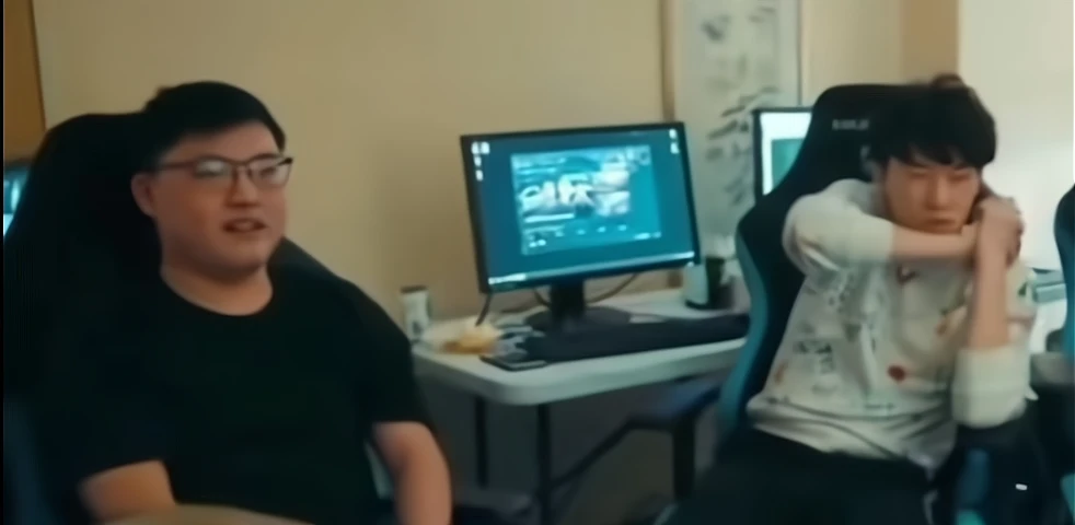 LOL：“2200”什么梗？弹幕一句“你好2200”，小虎当场破防骂人 - 哔哩哔哩