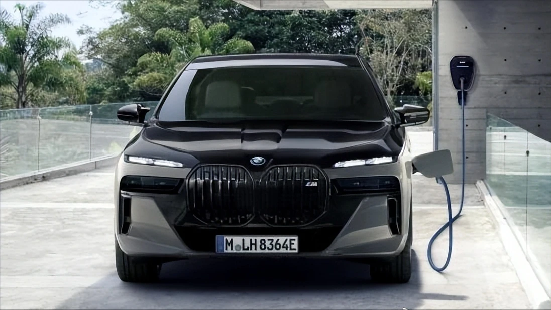 宝马旗舰车型i7 M70L M760Le即将上市 - 哔哩哔哩