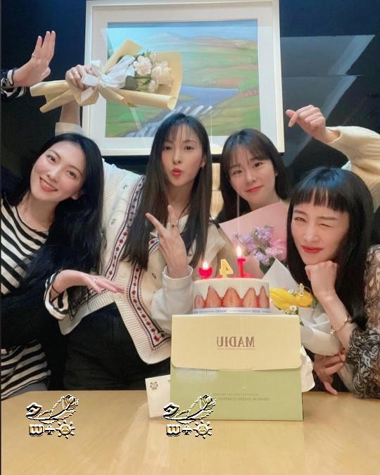 Kara十四周年,因为不允许四人以上的聚会,所以荷拉没来! 哔哩哔哩
