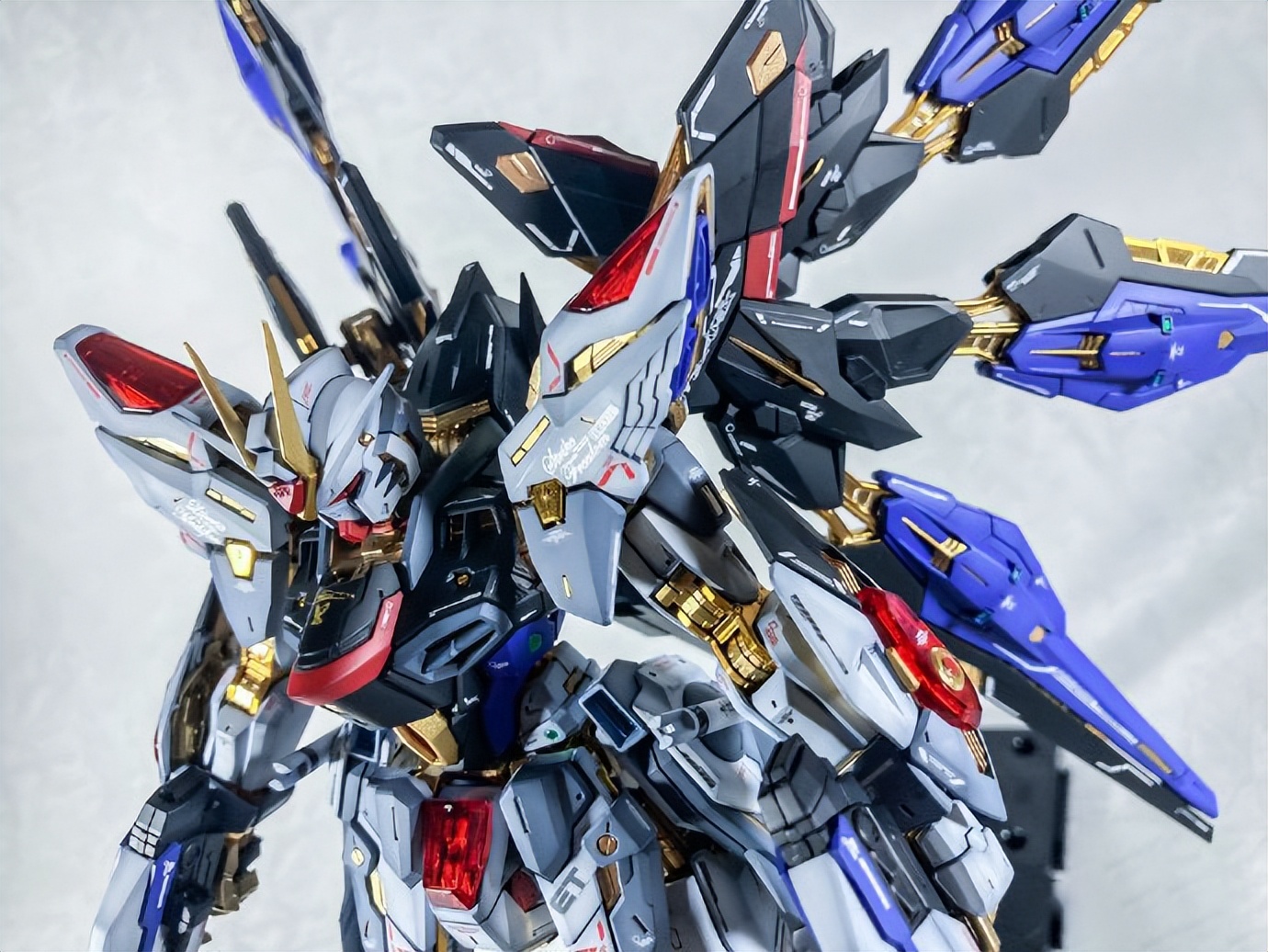 阴影涂装MGEX强袭自由高达模型 - 哔哩哔哩