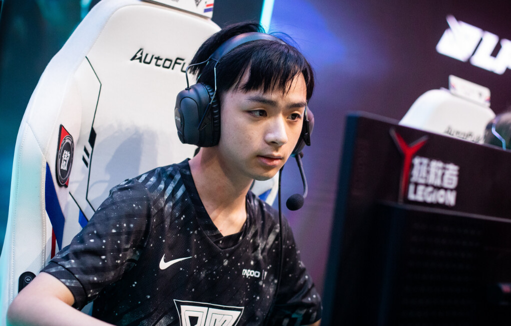 WBG让二追三淘汰OMG，Theshy赢得官博力挺：可靠的前排！ - 哔哩哔哩