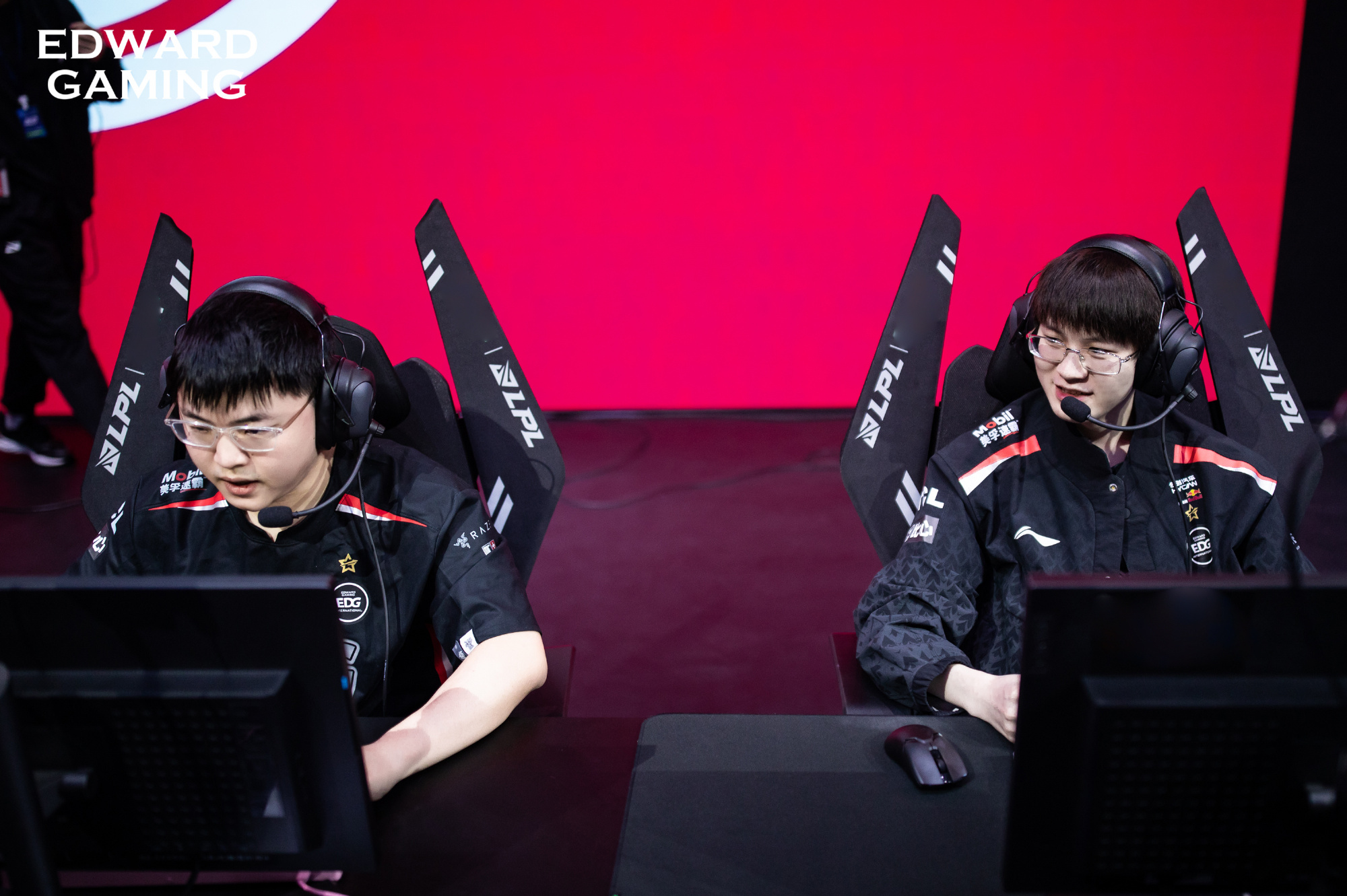 Uzi首发面对新人AD，iboy无缘上场，ELK下路博弈GALA，TT更换小黄人首发北川！ - 哔哩哔哩