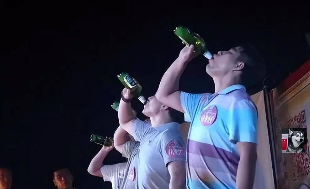 酒局上要是看到拿吸管喝酒的人离远点,千万要留意,都是老江湖 哔哩哔哩