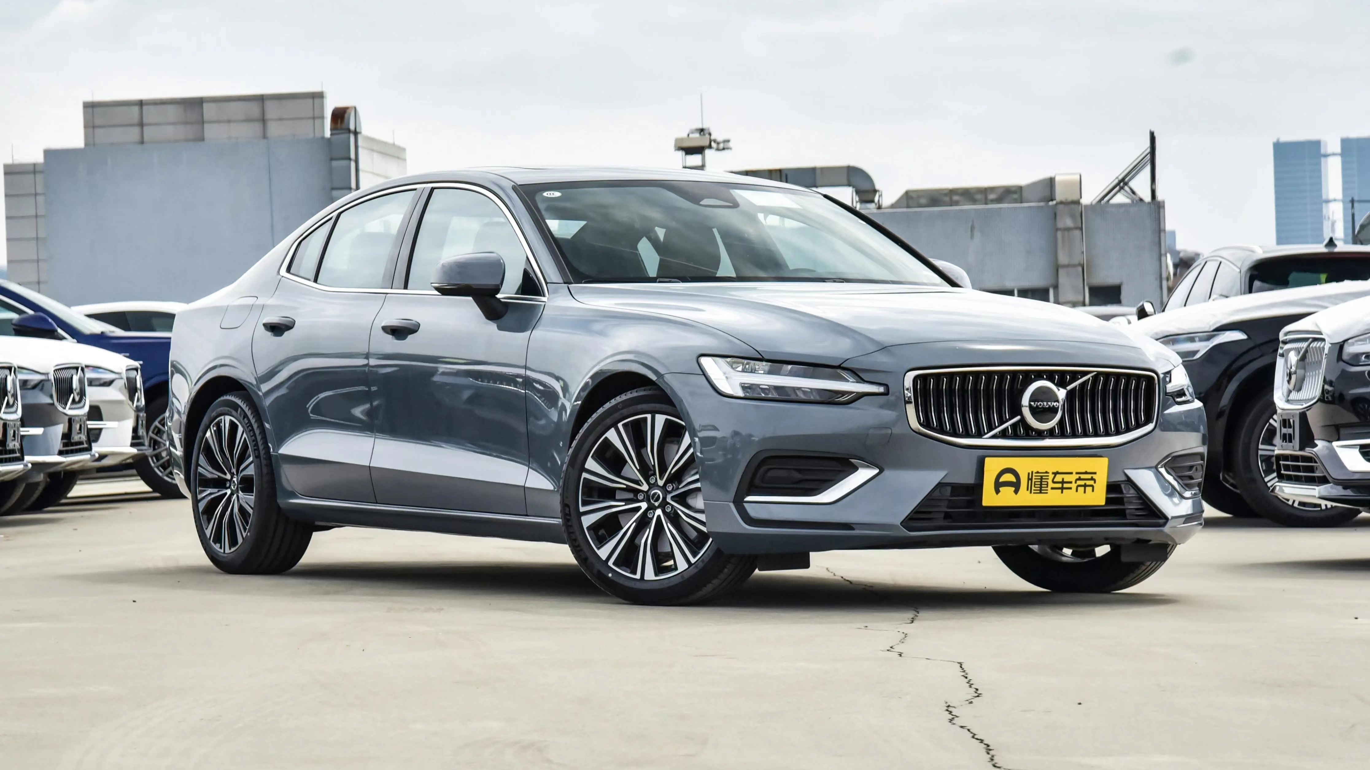 29万跌至23万不到！入门2.0T+10AT！以下三款豪华轿车绝对不输BBA - 哔哩哔哩