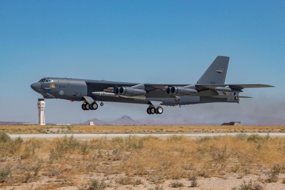 B-52能飞100年吗？美国有了新的升级方案，减少燃料消耗和维护要求 - 哔哩哔哩