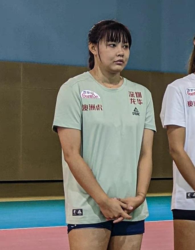 深圳中塞女排吹响集结号！外援团粉裤女郎引瞩目，王佳敏女神形象幻灭 哔哩哔哩
