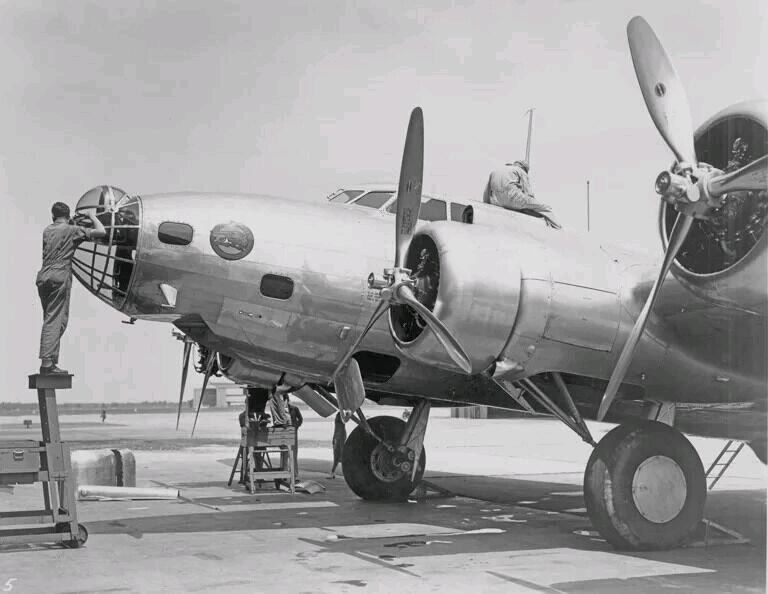 二战期间美国为何同时生产B-17和B-24这两种“差不多”的轰炸机？ - 哔哩哔哩