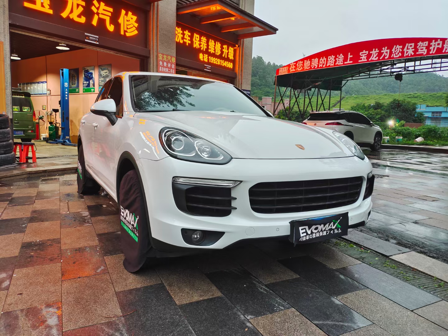 白色卡宴甄选EVOMAX易玛TPU-M75a进行保护，保持爱车价值。 - 哔哩哔哩