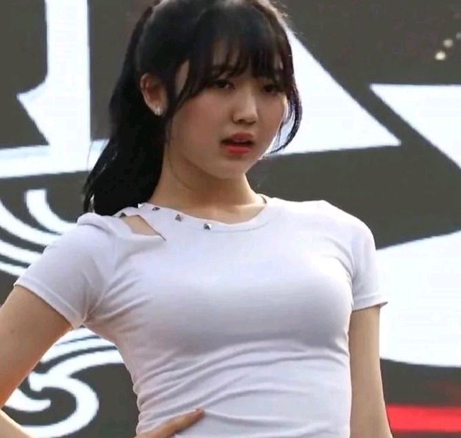 韩网热议！！女团rocki Tgil韩智允虽然微胖但是身材十分火辣 哔哩哔哩