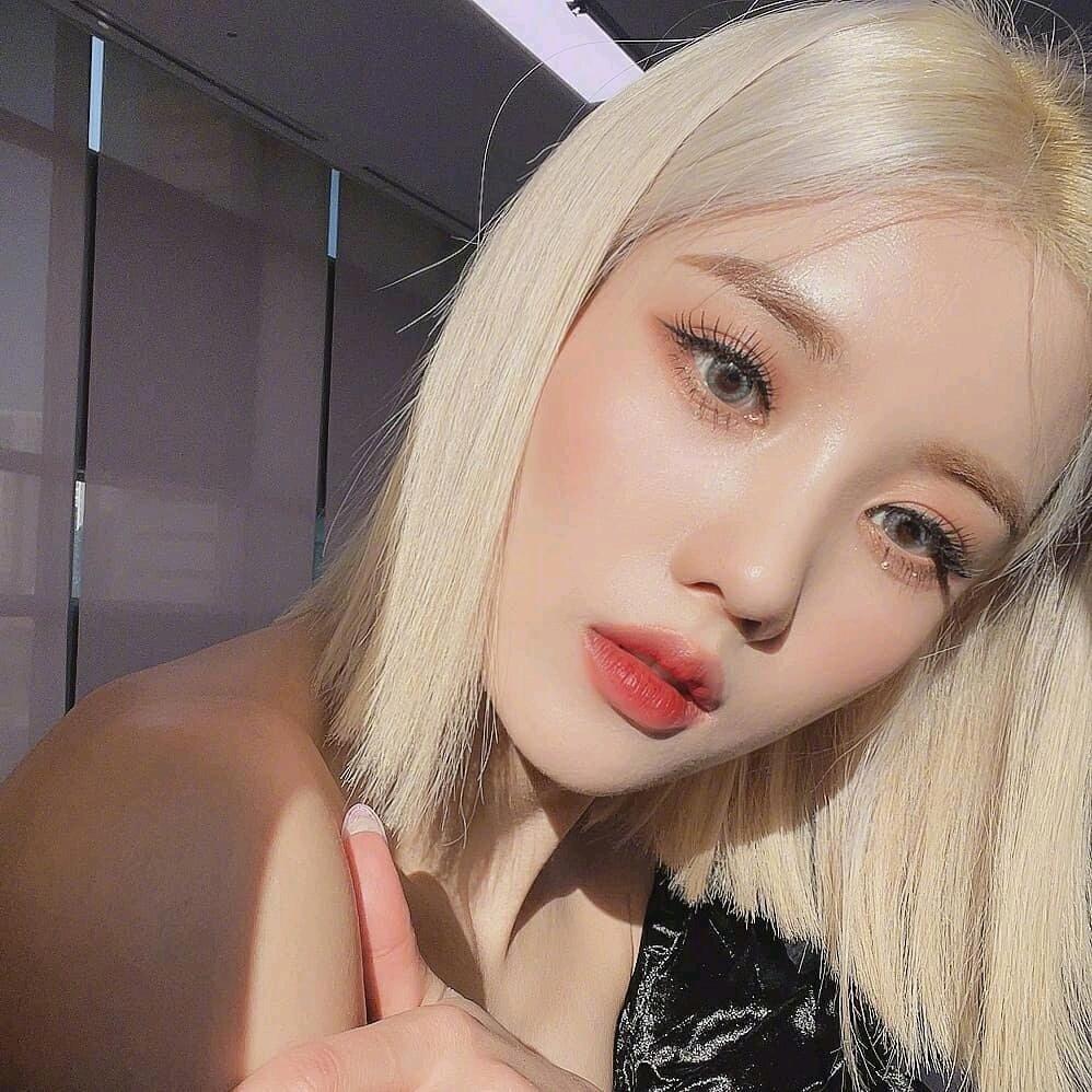 IZONE成员权恩妃ins近日更新 - 哔哩哔哩