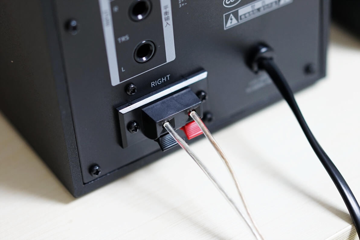 这不比显示器自带扬声器强多了？漫步者MR4监听音箱测评 - 哔哩哔哩