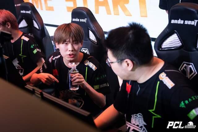 绝地求生PCL：XDD向4AM学习比赛技巧？韦神回应亮了 - 哔哩哔哩