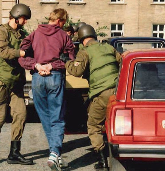 “电焊头盔”那些事:钛盔简史 - 哔哩哔哩