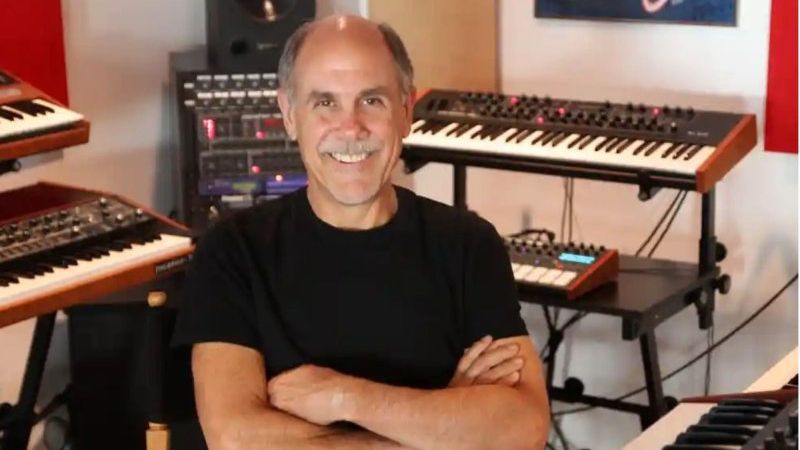 已故的Dave Smith讲述了他如何彻底改变了合成器的世界 - 哔哩哔哩