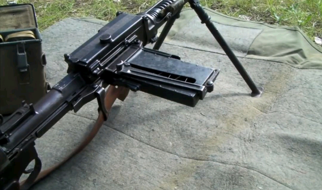 少女前线尚未实装的武器人物设计：Breda M1930轻机枪 - 哔哩哔哩