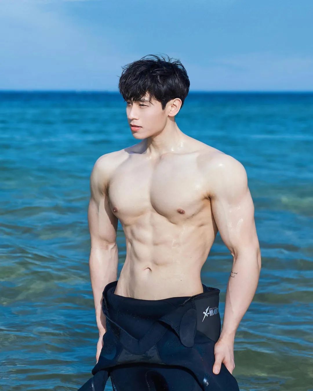 189cm体育生小奶狗，雪白的胸肌看着好想要…… - 哔哩哔哩