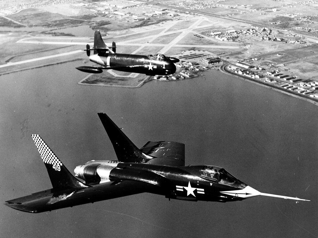 “F4U：大哥你谁？”——钱斯沃特 F6U“海盗” 喷气式战斗机 - 哔哩哔哩