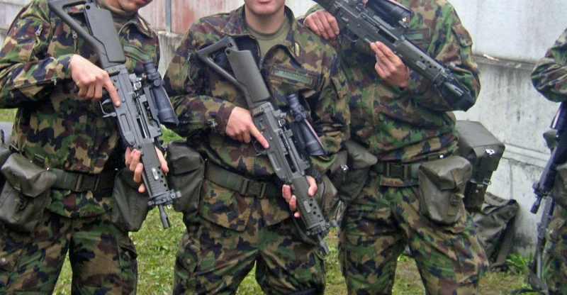 造就一代经典——瑞士SG552突击步枪简介 - 哔哩哔哩