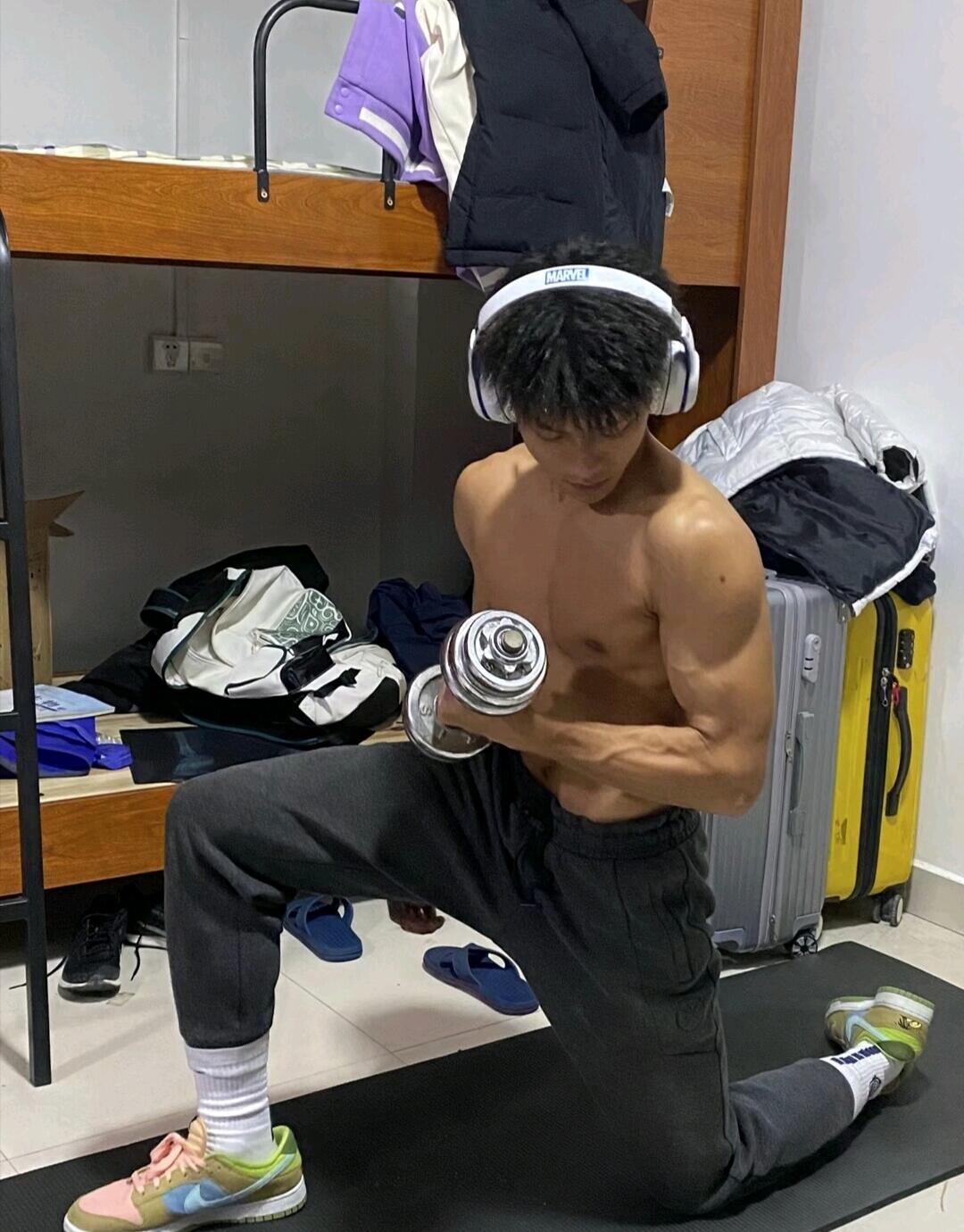 男颜之瘾9——黑皮体育生寝室运动ing 哔哩哔哩