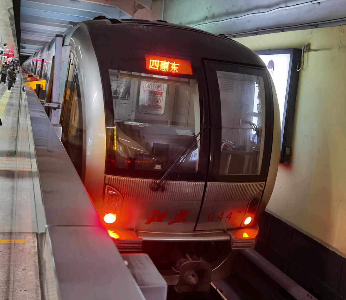 北京地铁1号线“杵子”（SFM04/SFM04A型列车）正脸照小合集 - 哔哩哔哩
