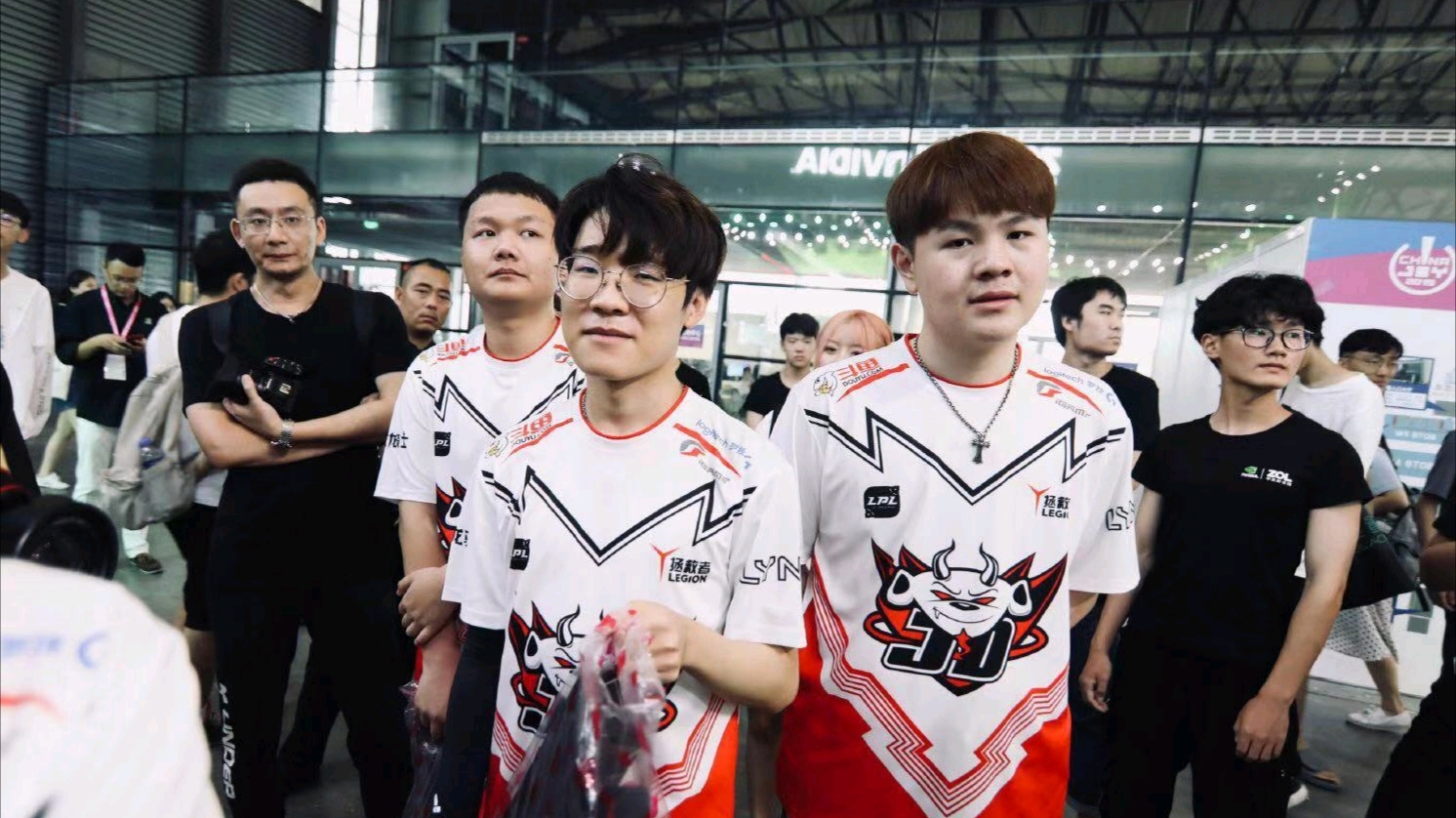 JDG引入新队员，Zoom去留成疑，网友喊话RNG：还不动手 - 哔哩哔哩