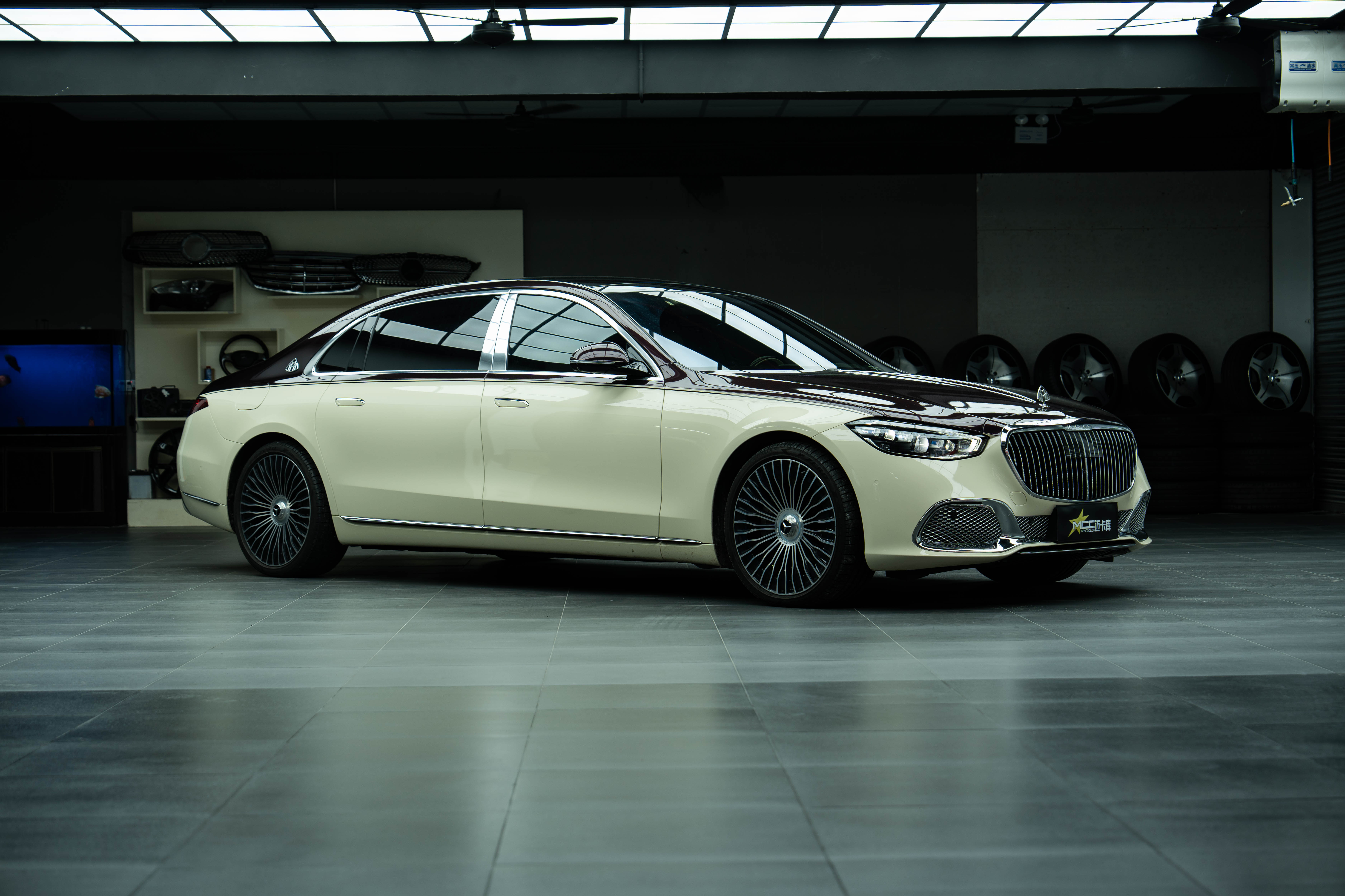 迈巴赫S480改装主动式氛围灯，这样的黑化风格你喜欢吗 - 哔哩哔哩