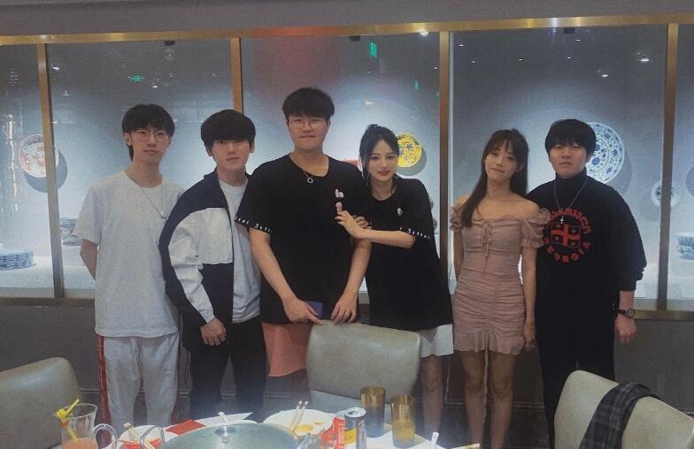 橙游资讯：姿态生日，rng、ig队员为其庆生 - 哔哩哔哩