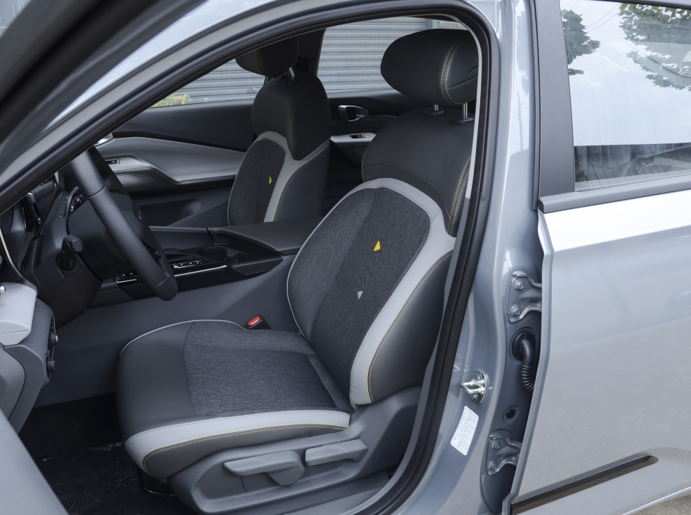 追求性价比，1.5T+8速CVT，好开省油，掀背设计，带你看宝骏RC-5 - 哔哩哔哩