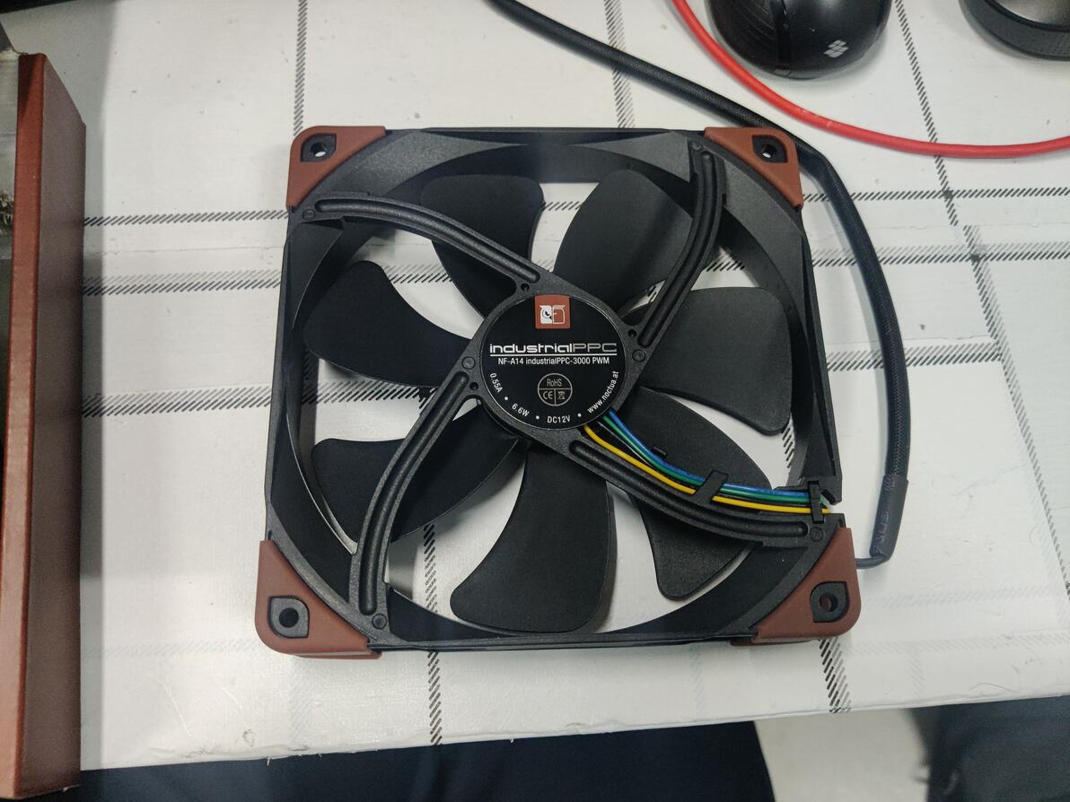 NF-A14 industrialPPC-3000 PWM评测 - 哔哩哔哩