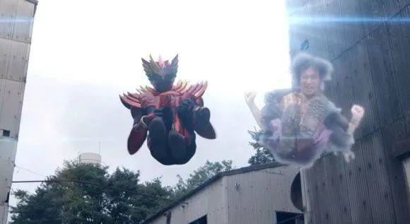 假面骑士ooo剧场版最后的骑士踢公开,同样地方的剧照ankh与映司简直复制粘贴 哔哩哔哩