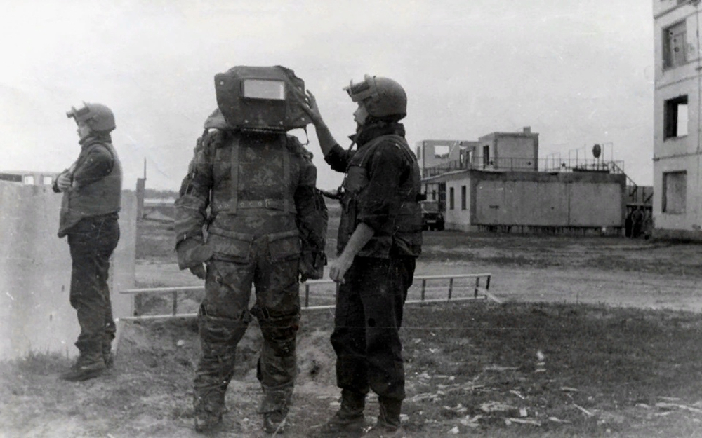 苏联秘密的重装步兵战斗服——VOIN-1突击装甲套装 - 哔哩哔哩