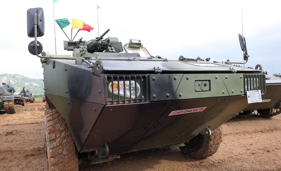 泰国VN1C轮式步兵战车亮相训练场，配备豪华遥控武器站 - 哔哩哔哩