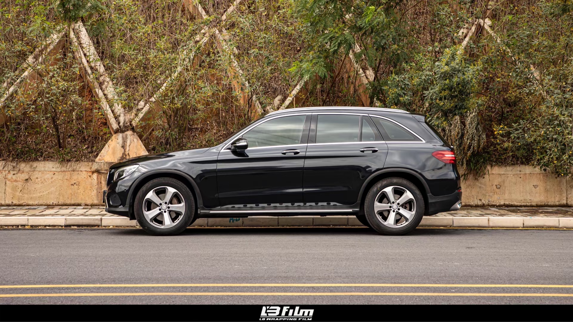 奔驰glc260-LB改色膜珠光黑，光之魅影 优雅而不羁 - 哔哩哔哩