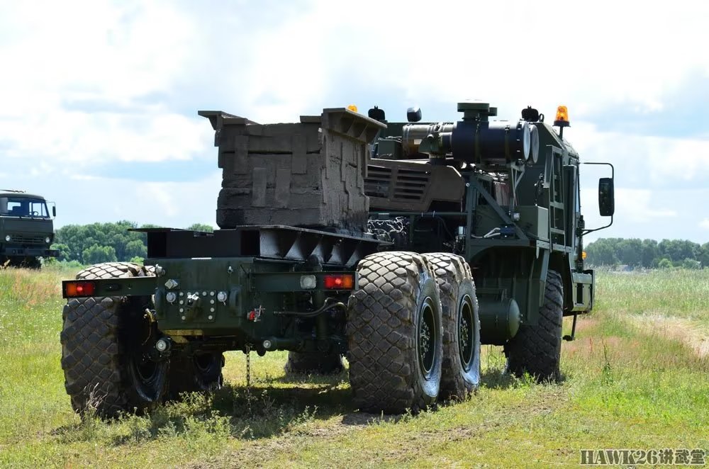 图说：布良斯克BAZ-6402牵引车 中国S-300PMU防空系统动力来源 - 哔哩哔哩