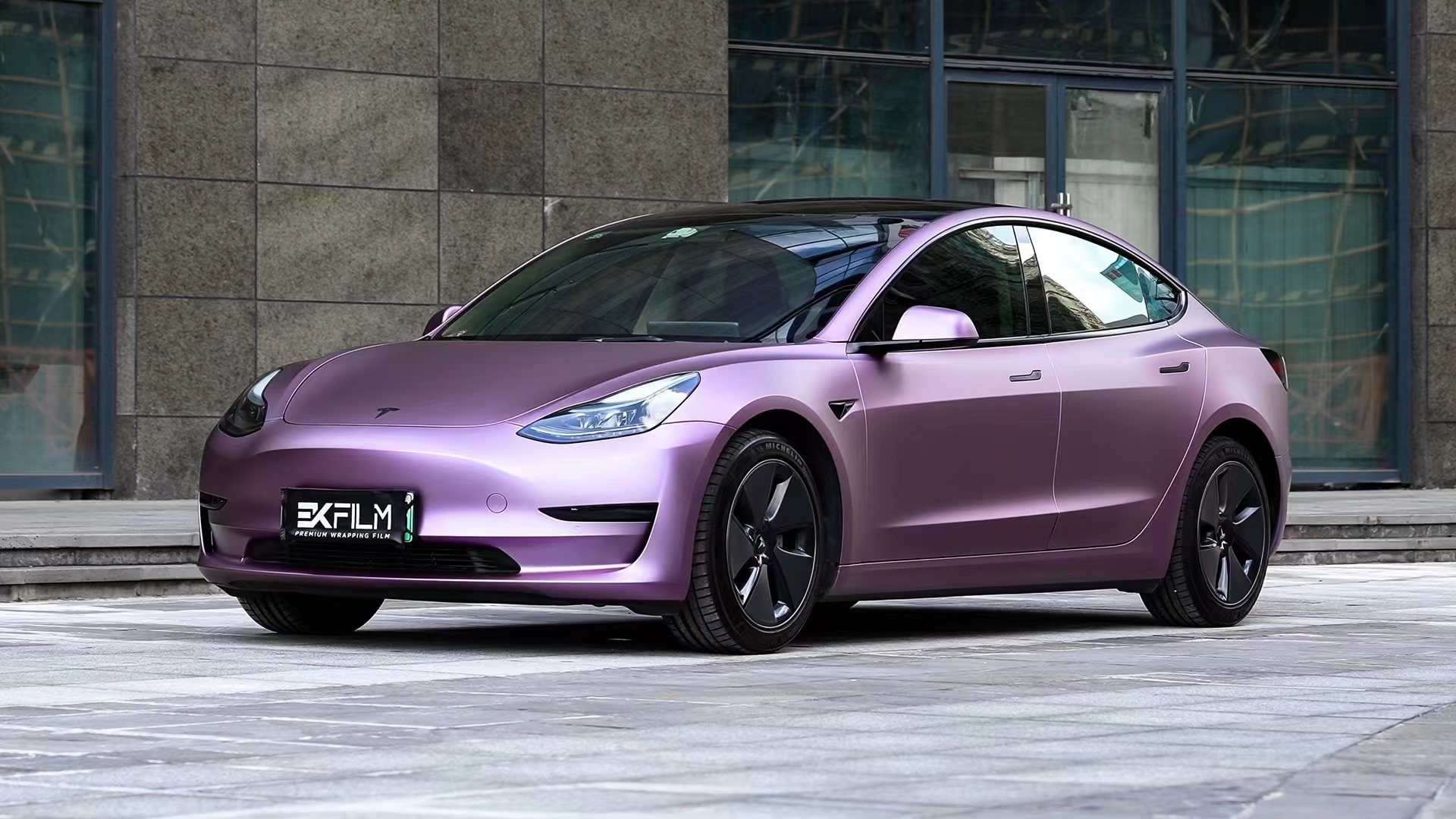 特斯拉Model3-EKFILM改色膜树莓粉紫，完美勾勒出车身线条 - 哔哩哔哩