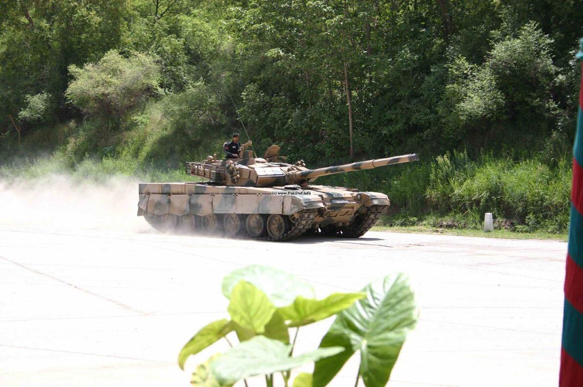 “风暴“降生的钢甲铁拳：中国MBT2000/VT4型外贸主战坦克研发简史 - 哔哩哔哩