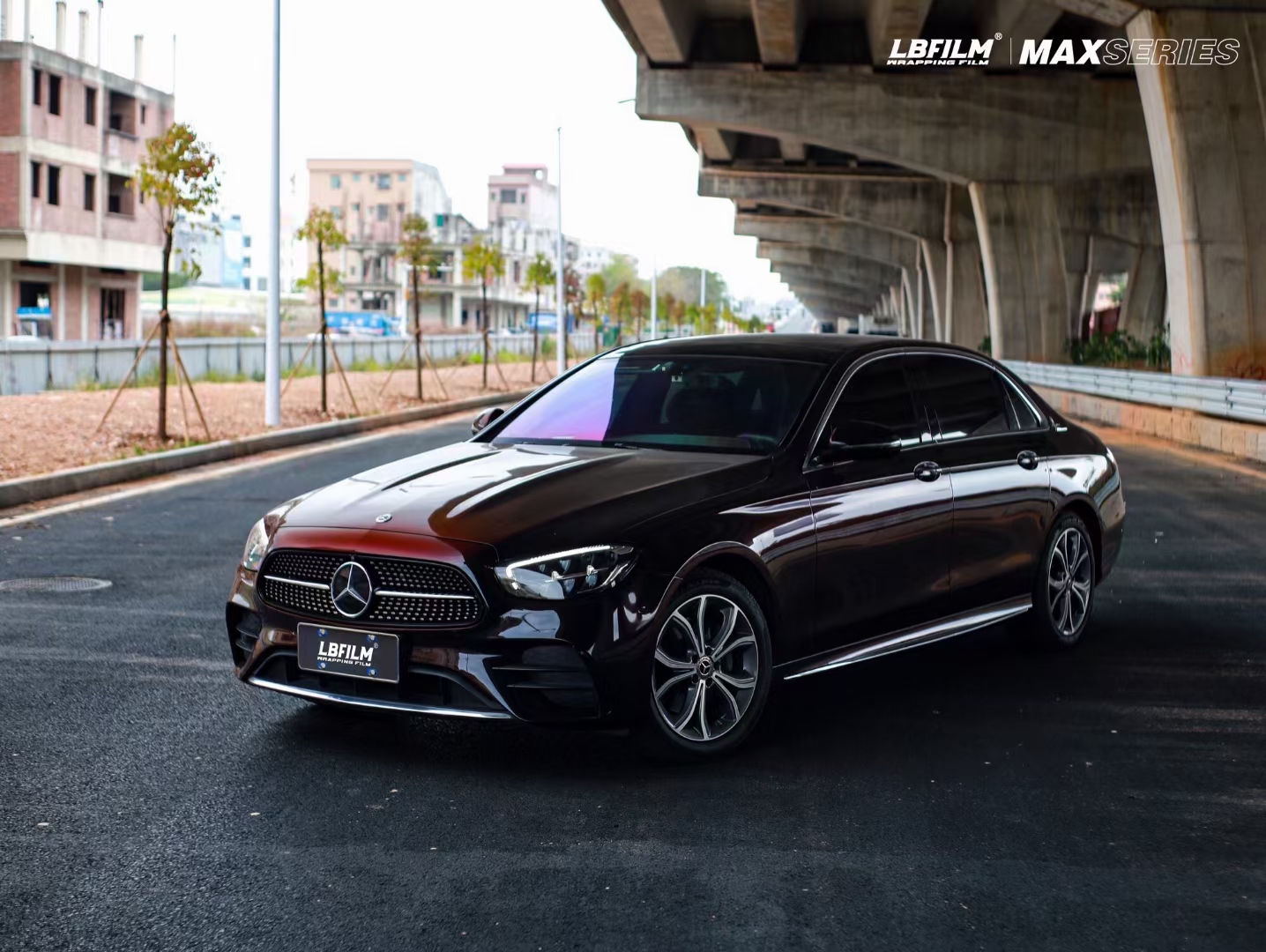 奔驰E300L-LB改色膜黑魅红，充满了魅惑气息！ - 哔哩哔哩