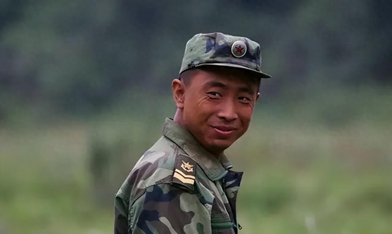 《士兵突击》中，许三多的第一个贵人是谁？是老马班长 哔哩哔哩