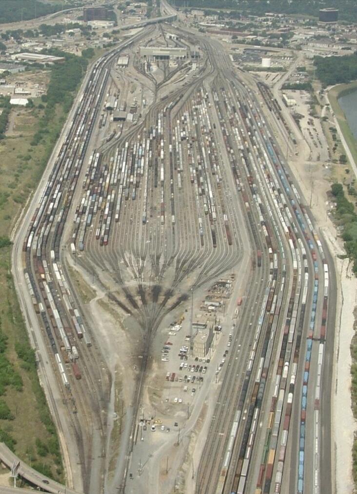 燃烧的罐车:1.8美国德克萨斯州俄克拉荷马货物列车脱轨事故 - 哔哩哔哩