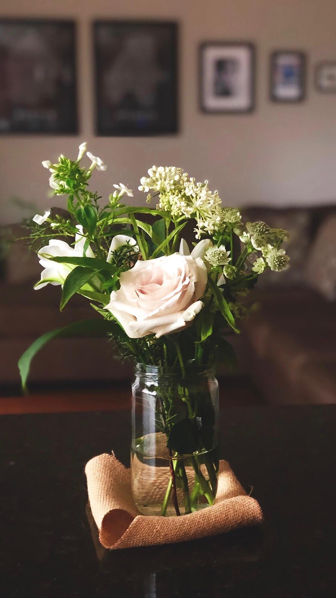 【美图分享125】七夕玫瑰特辑~~我将玫瑰藏于身后，期盼与你赴约 - 哔哩哔哩