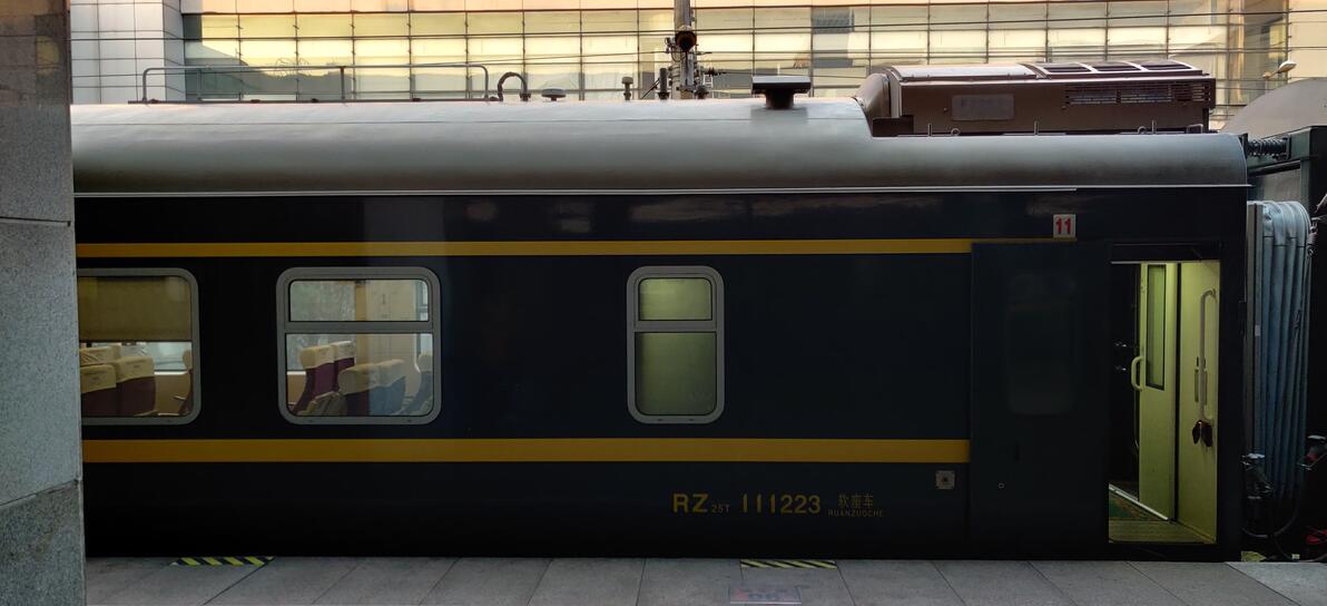 原来有那么多老车可以碾压绿巨人？技术更新？服务降低？国铁25型软座退化史！ - 哔哩哔哩