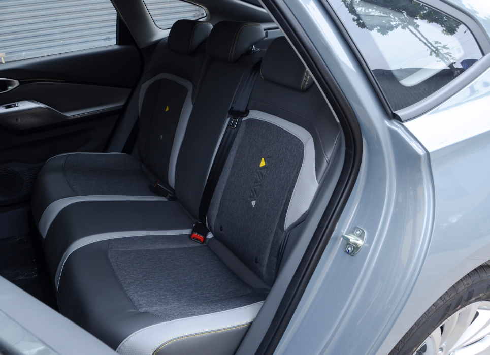 追求性价比，1.5T+8速CVT，好开省油，掀背设计，带你看宝骏RC-5 - 哔哩哔哩