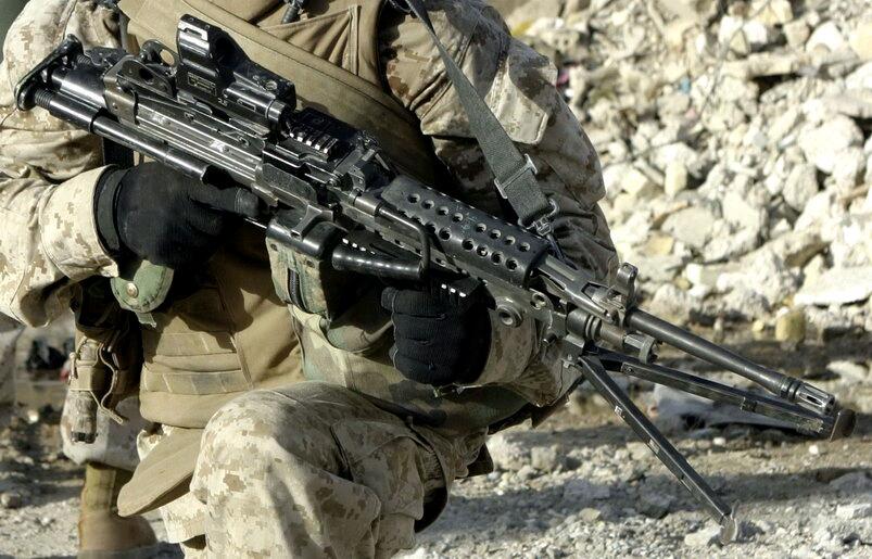 美军班组火力担当——M249 SAW机枪 - 哔哩哔哩