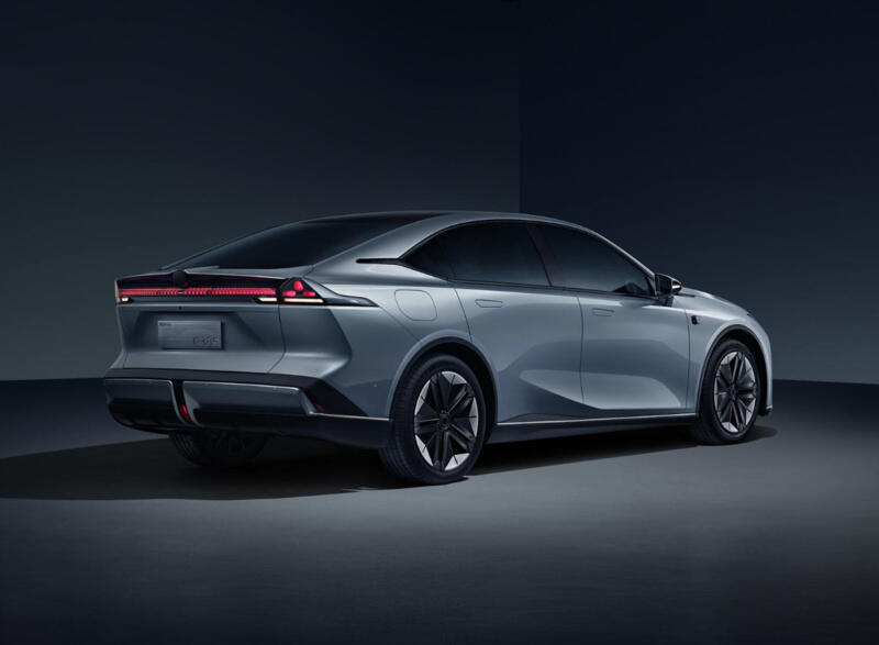 3分钟加氢跑700km！长安深蓝C385和比亚迪海豹你选谁？ - 哔哩哔哩