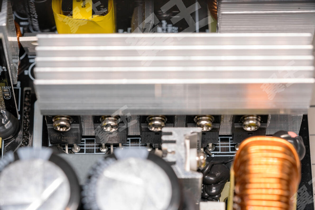 做工用料都挺好，就是性能不达标，艾湃电竞GTR-850M拆解评测 - 哔哩哔哩